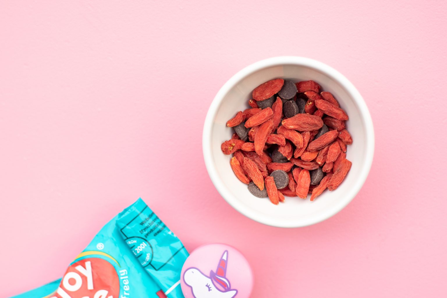 sweet snack: goji berries + chocolate chips | JOYFETTI